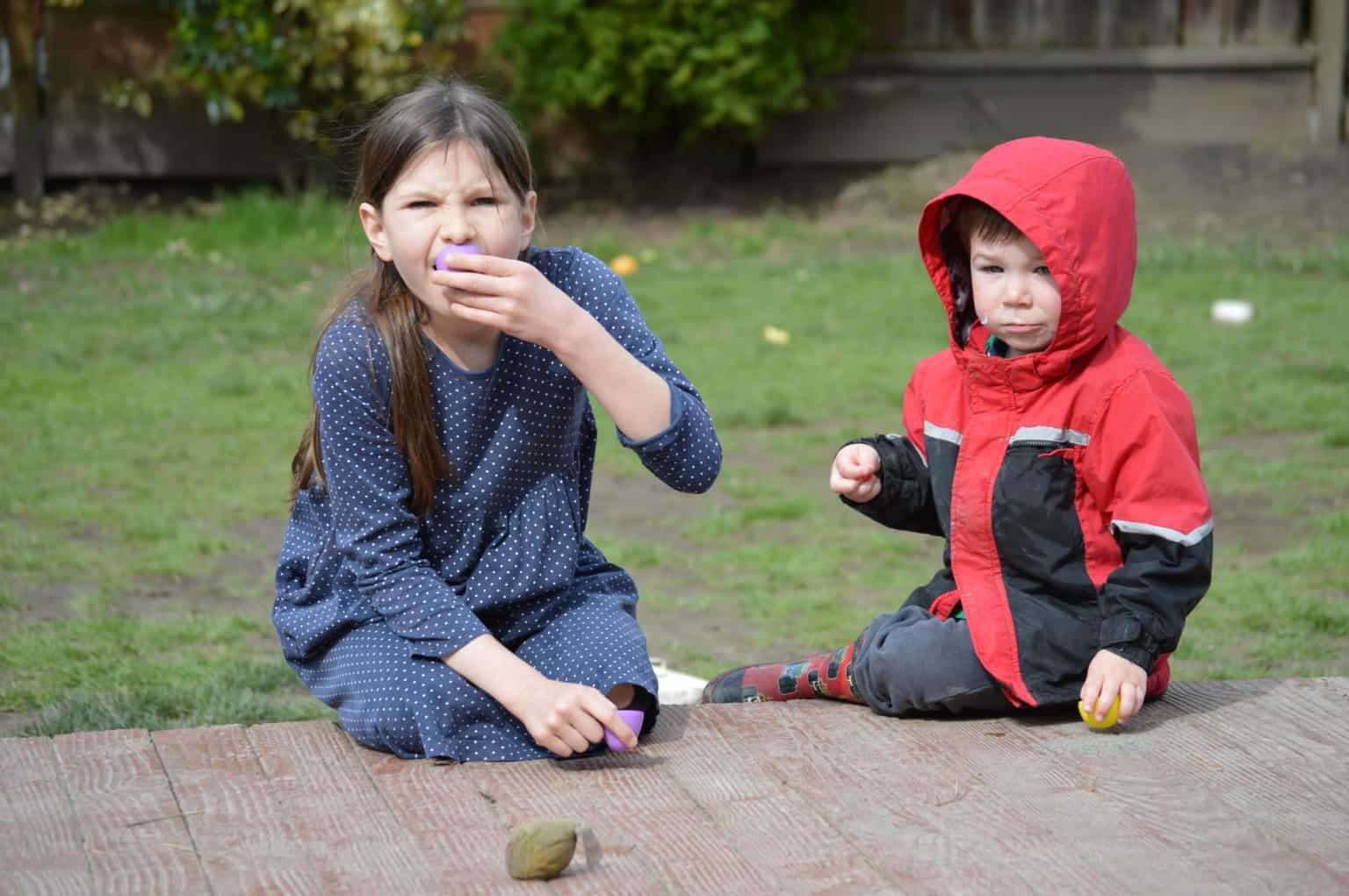 7 Tips to Encourage Good Sibling Relationships - Dinkum Tribe