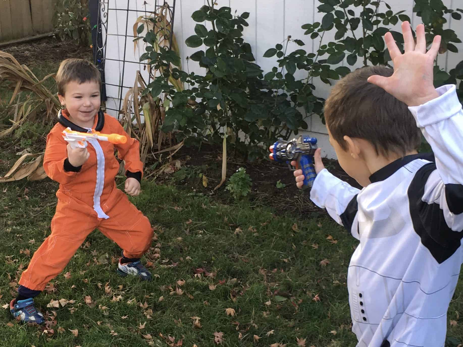 7 Tips to Encourage Good Sibling Relationships - Dinkum Tribe
