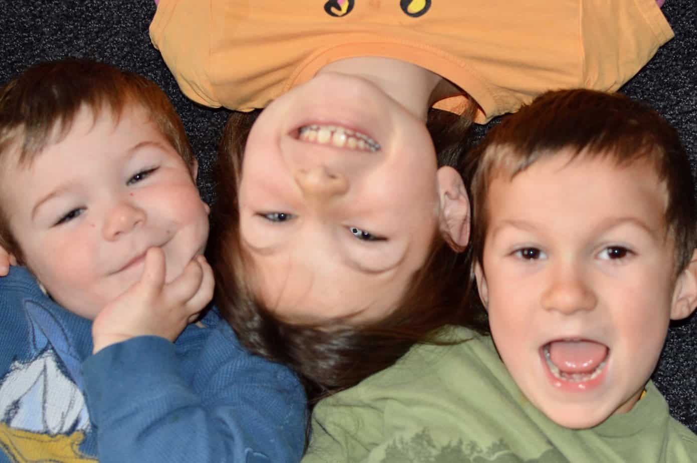 7 Tips to Encourage Good Sibling Relationships - Dinkum Tribe